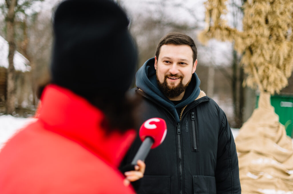 Kyiv receives Ukraine’s largest didukh trident for Christmas ...